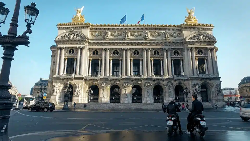 Hop-On Hop-Off Bus and Louvre Museum Tickets 2025