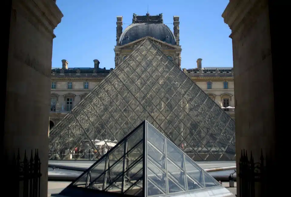Louvre Architecture • How was Louvre Museum built